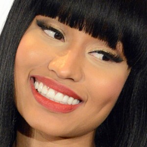 Nicki Minaj Makeup: Black Eyeshadow, Brown Eyeshadow & Bubblegum Pink ...
