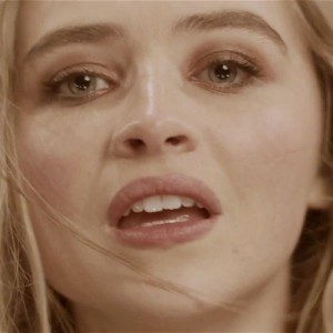 Sabrina Carpenter Makeup: Taupe Eyeshadow & Pink Lipstick | Steal Her Style