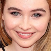 Sabrina Carpenter Makeup: Brown Eyeshadow, Gold Eyeshadow, Purple ...