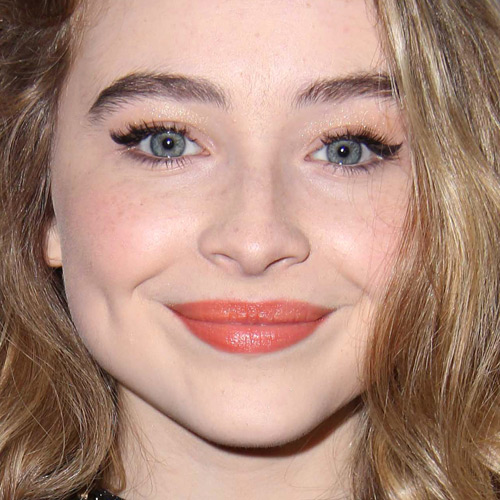 Sabrina Carpenter Makeup: Taupe Eyeshadow & Pink Lipstick | Steal Her Style