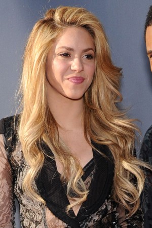 Shakira Wavy Honey Blonde Side Part Hairstyle | Steal Her Style