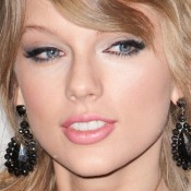 Taylor Swift Makeup: Bronze Eyeshadow & Pink Lipstick | Steal Her Style