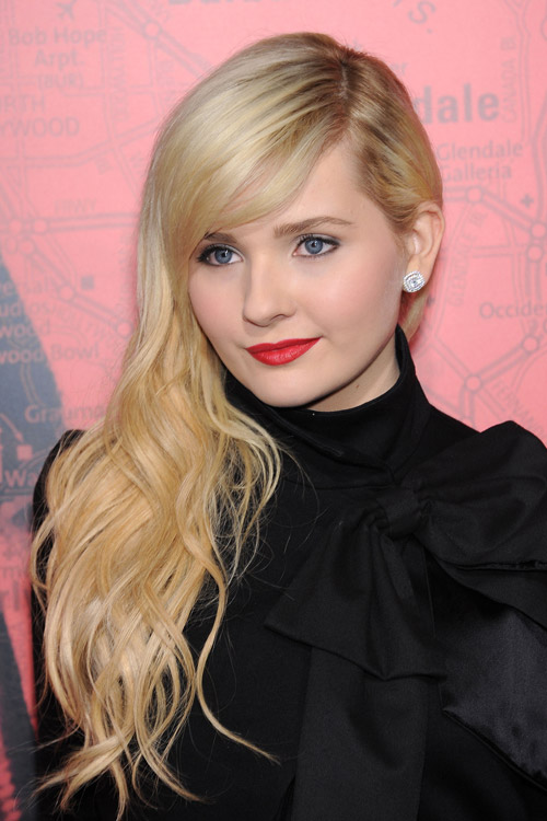 Abigail Breslin Wavy Golden Blonde Faux Sidecut, Side Part Hairstyle ...