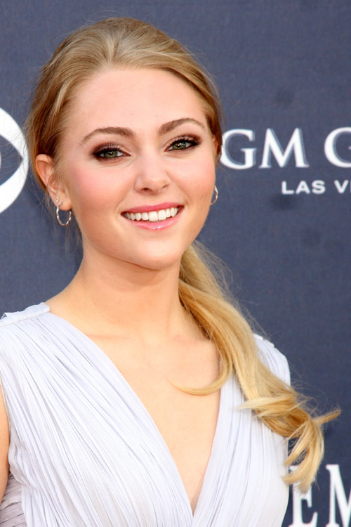 AnnaSophia Robb's Hairstyles & Hair Colors | Steal Her Style