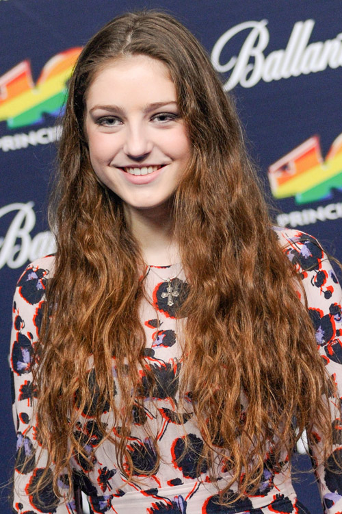 Birdy Wavy Medium Brown Loose Waves Hairstyle | Steal Her Style