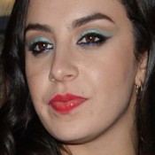 Charli XCX Makeup: Black Eyeshadow, Bronze Eyeshadow & Red Lipstick ...