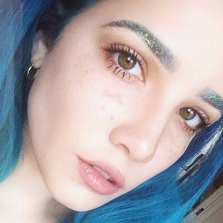 Halsey Makeup: Nude Eyeshadow & Mauve Lipstick | Steal Her Style