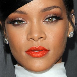 Rihanna Makeup: Beige Eyeshadow, Brown Eyeshadow & Red Lipstick | Steal ...