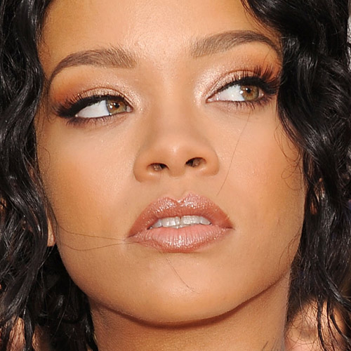 Rihanna Makeup: Beige Eyeshadow, Brown Eyeshadow & Red Lipstick | Steal ...
