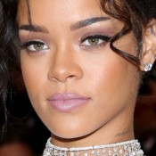 Rihanna Makeup: Beige Eyeshadow, Brown Eyeshadow & Red Lipstick | Steal ...