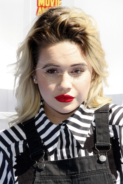 Bea Miller Straight Platinum Blonde Dark Roots, Messy Hairstyle | Steal ...