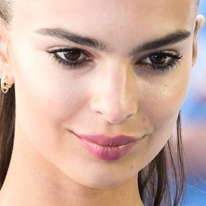 Emily Ratajkowski Makeup: Beige Eyeshadow, Black Eyeshadow & Clear Lip ...