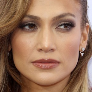 Jennifer Lopez Makeup: Charcoal Eyeshadow & Nude Lipstick | Steal Her Style