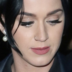 Katy Perry Makeup: Blue Eyeshadow & Mauve Lipstick | Steal Her Style