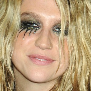 Kesha Makeup: Brown Eyeshadow & Clear Lip Gloss | Steal Her Style