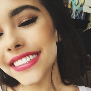 Madison Beer Makeup: Black Eyeshadow, Brown Eyeshadow & Pink Lipstick ...