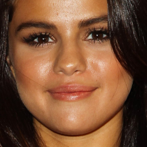 Selena Gomez Makeup: White Eyeshadow & Clear Lip Gloss | Steal Her Style