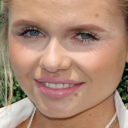 Alli Simpson Makeup: Pink Eyeshadow & Pale Pink Lipstick | Steal Her Style