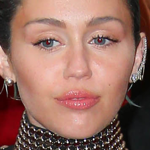 Miley Cyrus Makeup: Nude Eyeshadow & Clear Lip Gloss | Steal Her Style
