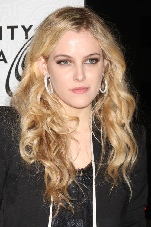 Riley Keough Wavy Honey Blonde Messy Hairstyle | Steal Her Style
