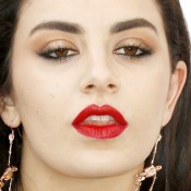 Charli XCX Makeup: Black Eyeshadow, Purple Eyeshadow & Pink Lip Gloss ...