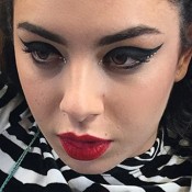 Charli XCX Makeup: Beige Eyeshadow, Black Eyeshadow, Gold Eyeshadow ...