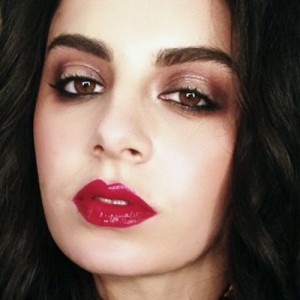 Charli XCX Makeup: Black Eyeshadow, Bronze Eyeshadow & Red Lipstick ...