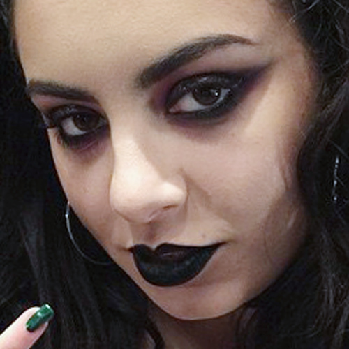Charli XCX Makeup: Black Eyeshadow, Bronze Eyeshadow & Red Lipstick ...