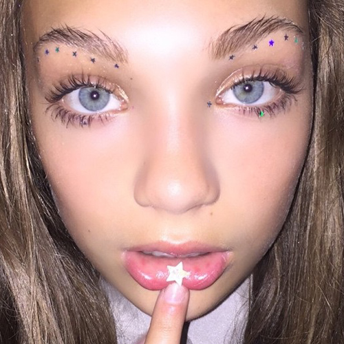 Zendaya Makeup: Black Eyeshadow, Brown Eyeshadow, Red Eyeshadow & Brown ...