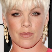 Amber Rose Makeup: Peach Eyeshadow & Hot Pink Lipstick | Steal Her Style