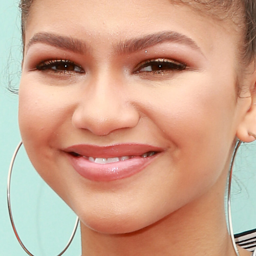 Zendaya Makeup: Bronze Eyeshadow & Clear Lip Gloss | Steal Her Style