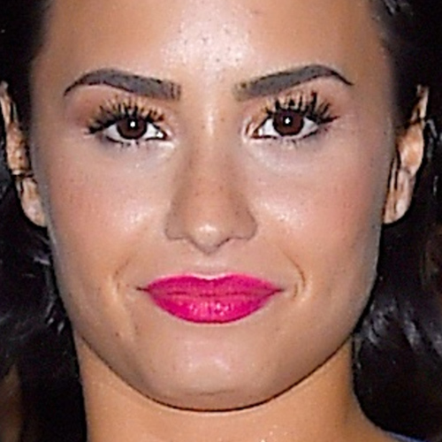 Demi Lovato Makeup: Bronze Eyeshadow, Green Eyeshadow & Clear Lip Gloss ...