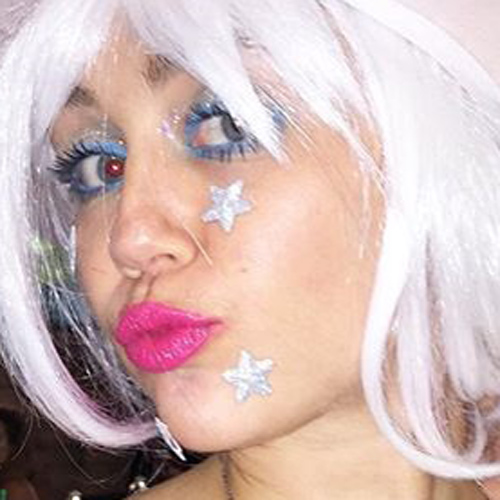 Miley Cyrus Makeup: Bronze Eyeshadow & Bubblegum Pink Lipstick | Steal ...