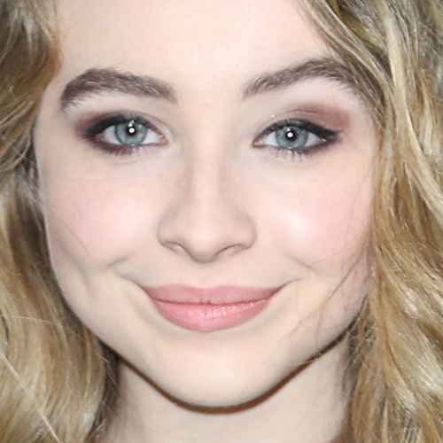 Sabrina Carpenter Makeup: Bronze Eyeshadow, Brown Eyeshadow & Mauve ...
