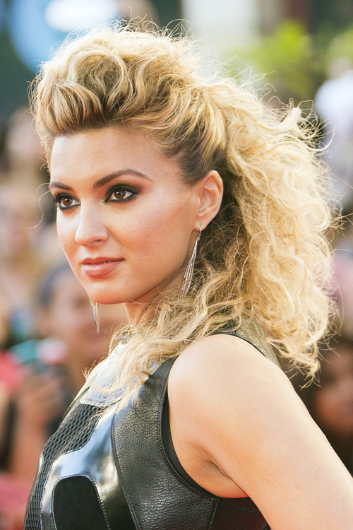 Tori Kelly Curly Honey Blonde Dark Roots, Half-Up Half-Down Hairstyle ...