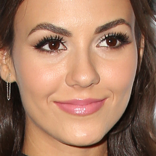 Victoria Justice Makeup: Black Eyeshadow, Bronze Eyeshadow & Peach ...
