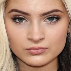 Carrington Durham Makeup: Black Eyeshadow, Gray Eyeshadow & Blue ...