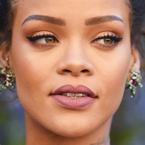 Rihanna Makeup: Black Eyeshadow, Brown Eyeshadow, Green Eyeshadow ...