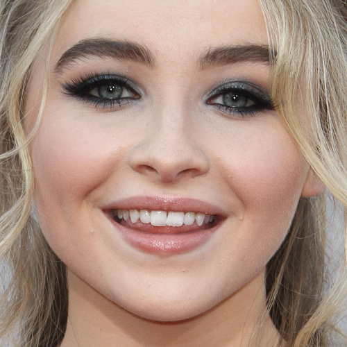 Sabrina Carpenter Makeup: Taupe Eyeshadow & Pale Pink Lipstick | Steal ...