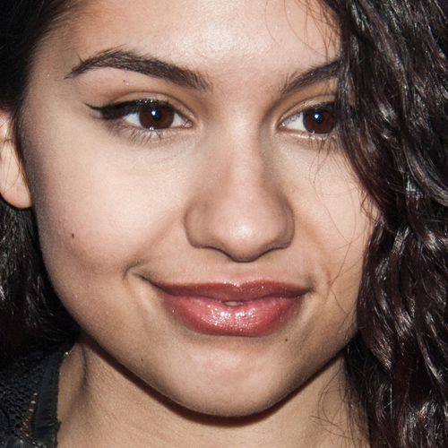 Alessia Cara Makeup: Black Eyeshadow, Nude Eyeshadow & Red Lipstick ...