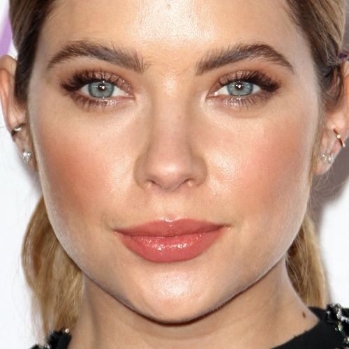 Ashley Benson Makeup: Beige Eyeshadow, Black Eyeshadow & Mauve Lipstick ...