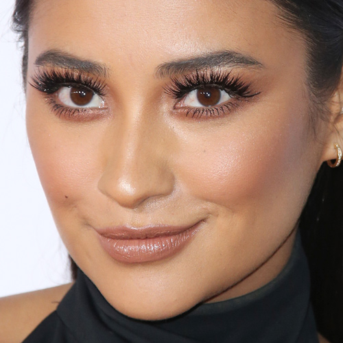 Shay Mitchell Makeup: Brown Eyeshadow & Pink Lip Gloss | Steal Her Style
