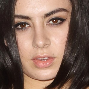 Charli XCX Makeup: Black Eyeshadow, Gray Eyeshadow & Peach Lipstick ...