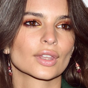 Emily Ratajkowski Makeup: Black Eyeshadow, Gold Eyeshadow & Nude ...