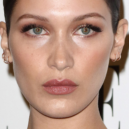 Bella Hadid Makeup: Black Eyeshadow, Brown Eyeshadow & Pink Lipstick ...