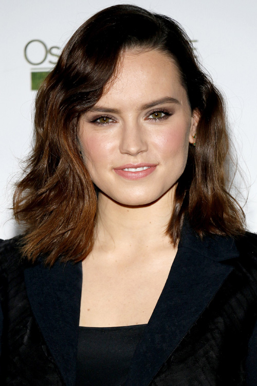 Daisy Ridley Wavy Medium Brown Blunt Cut Hairstyle | Steal Her Style