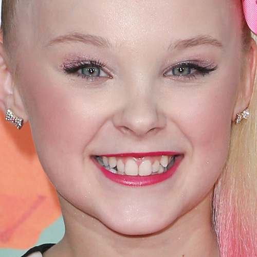JoJo Siwa Makeup: Beige Eyeshadow, Black Eyeshadow & Pink Lipstick ...