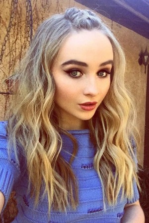 Sabrina Carpenter Wavy Medium Brown All-Over Highlights, Loose Waves ...