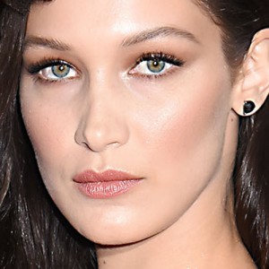 Bella Hadid Makeup: Black Eyeshadow, Charcoal Eyeshadow & Nude Lipstick ...
