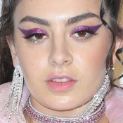 Charli XCX Makeup: Black Eyeshadow, Bronze Eyeshadow & Red Lipstick ...